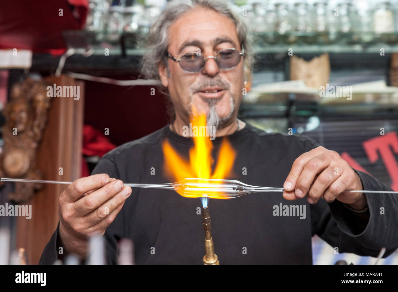 Glassblower historical hi-res stock photography and images - Alamy