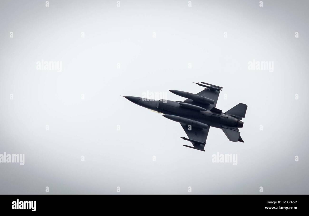 An F-16 Fighting Falcon fighter jet with the 162nd Wing, Arizona Air ...