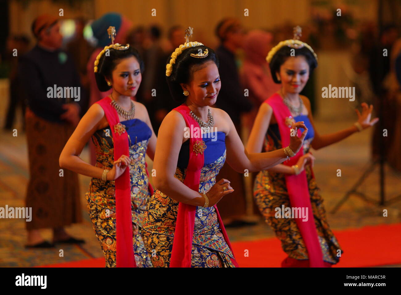 Jaipong dance hi-res stock photography and images - Alamy