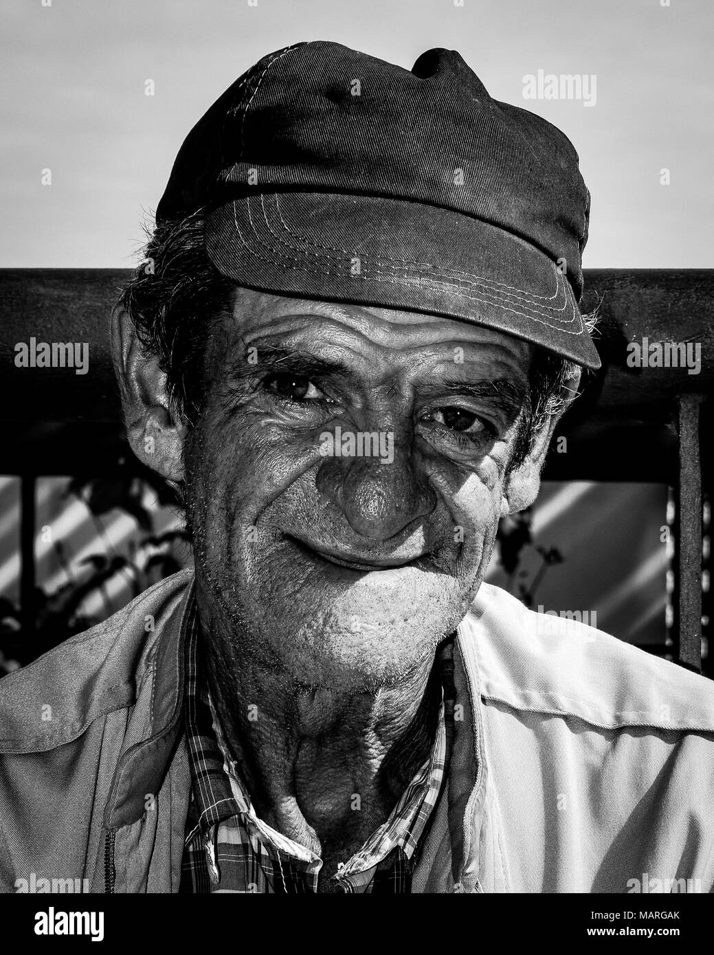 Elderly man with hat black and white Stock Photo - Alamy
