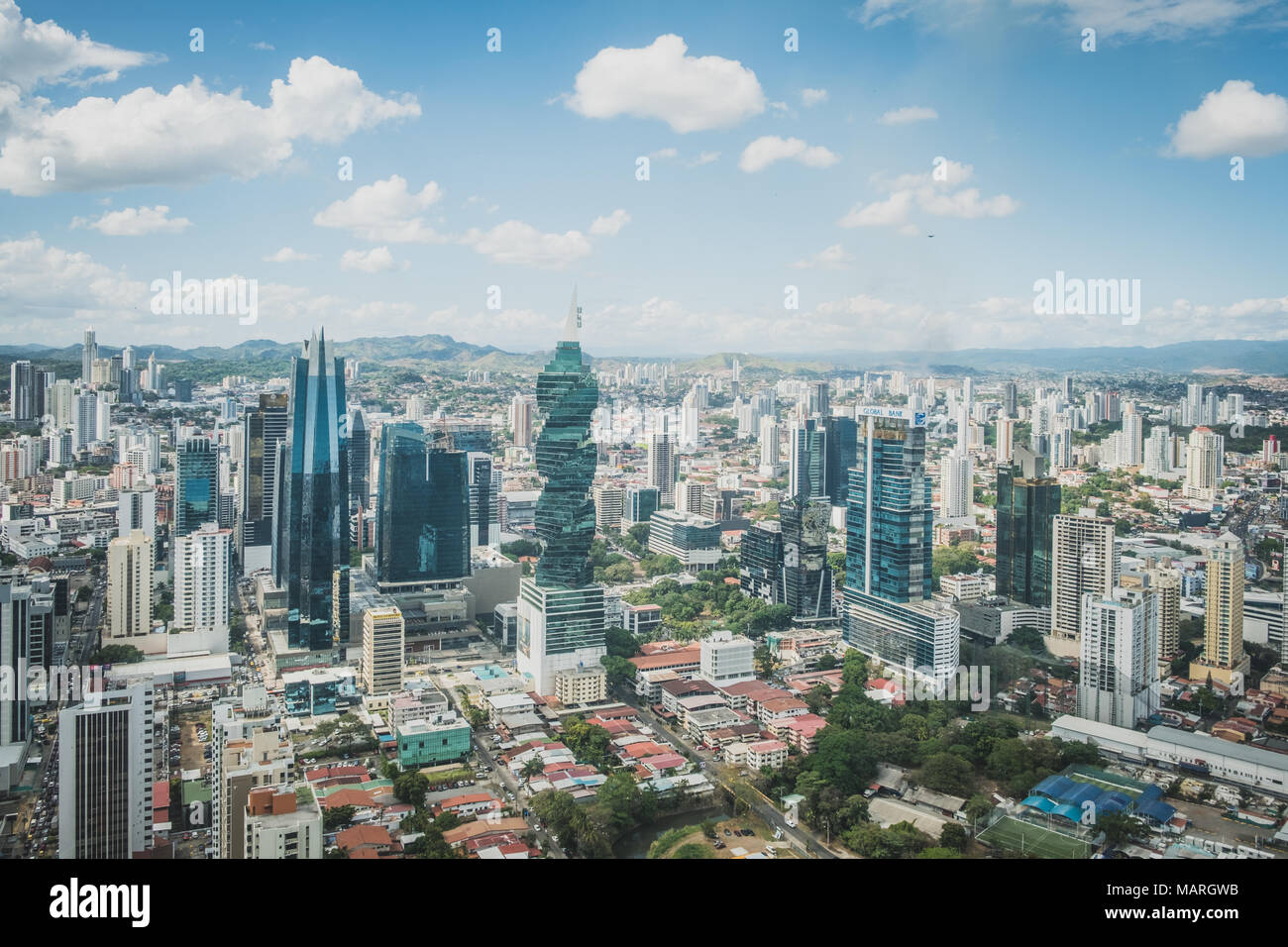 Modern skyline hi-res stock photography and images - Alamy