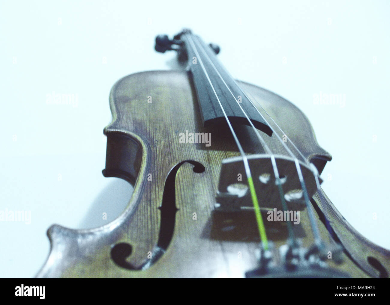 Violin zoom hi-res stock photography and images - Alamy