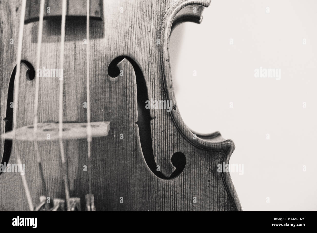 Violin zoom hi-res stock photography and images - Alamy