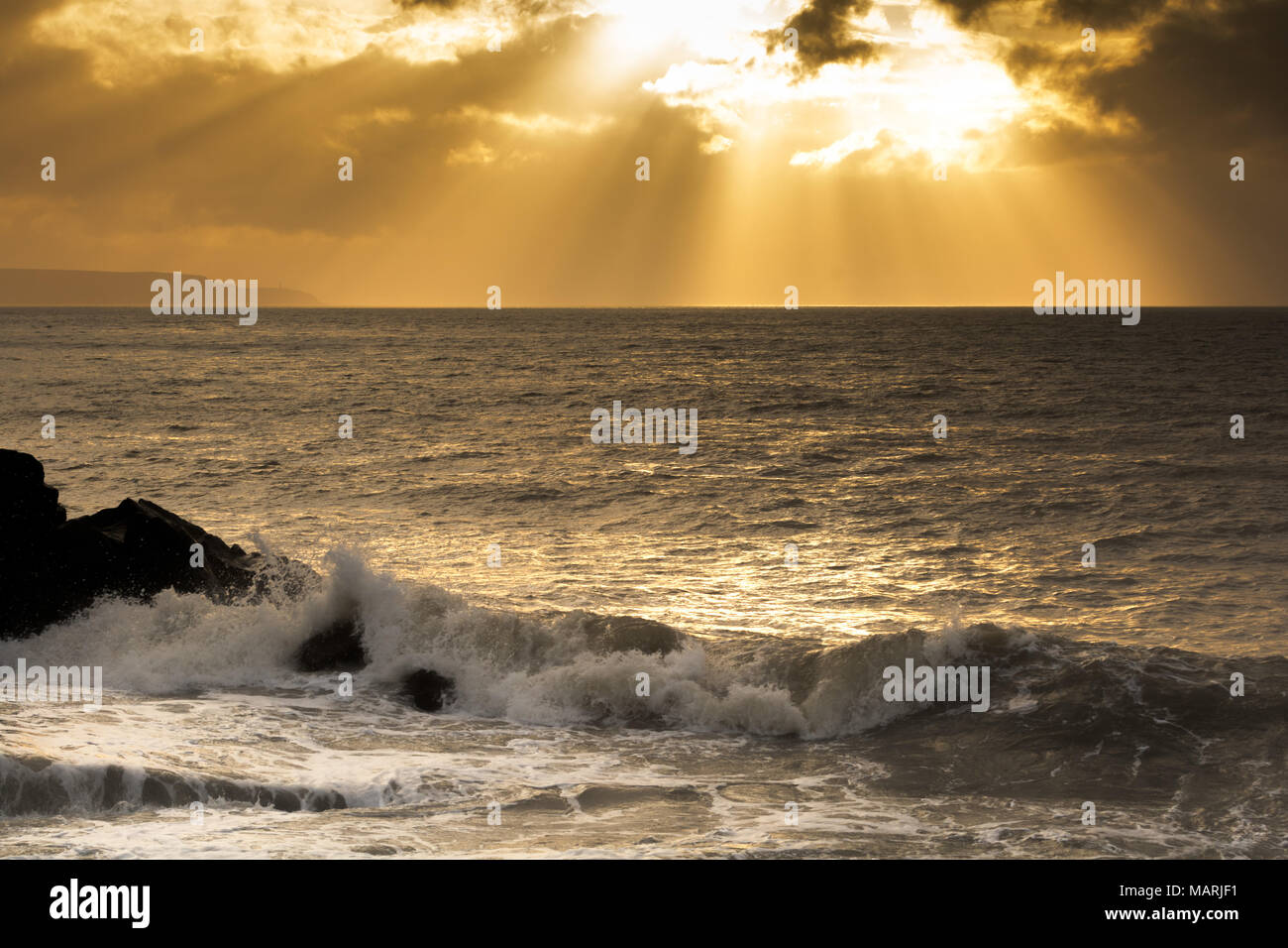 Light shining down over the ocean on the horizon Stock Photo - Alamy