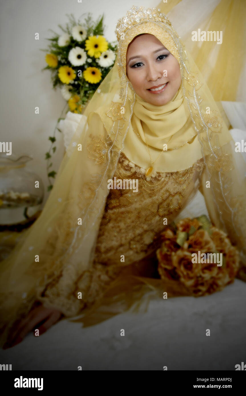 Beautiful bride with her wedding flower Stock Photo - Alamy