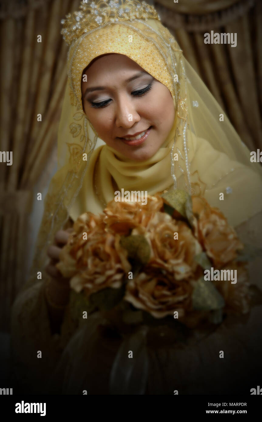 Beautiful bride with her wedding flower Stock Photo - Alamy