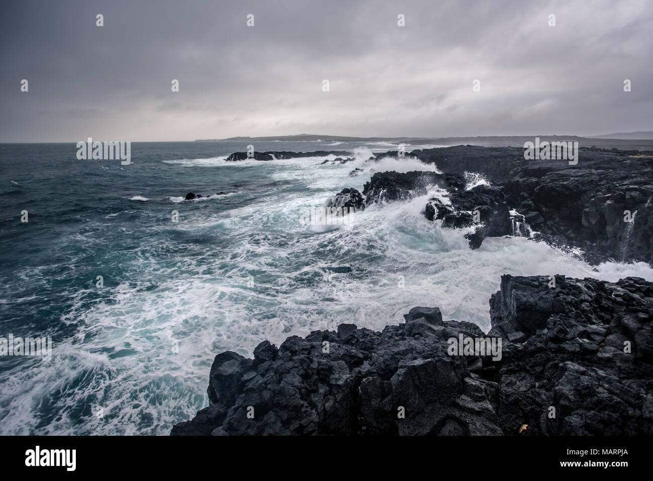Ocean waves hitting rocks hi-res stock photography and images - Alamy