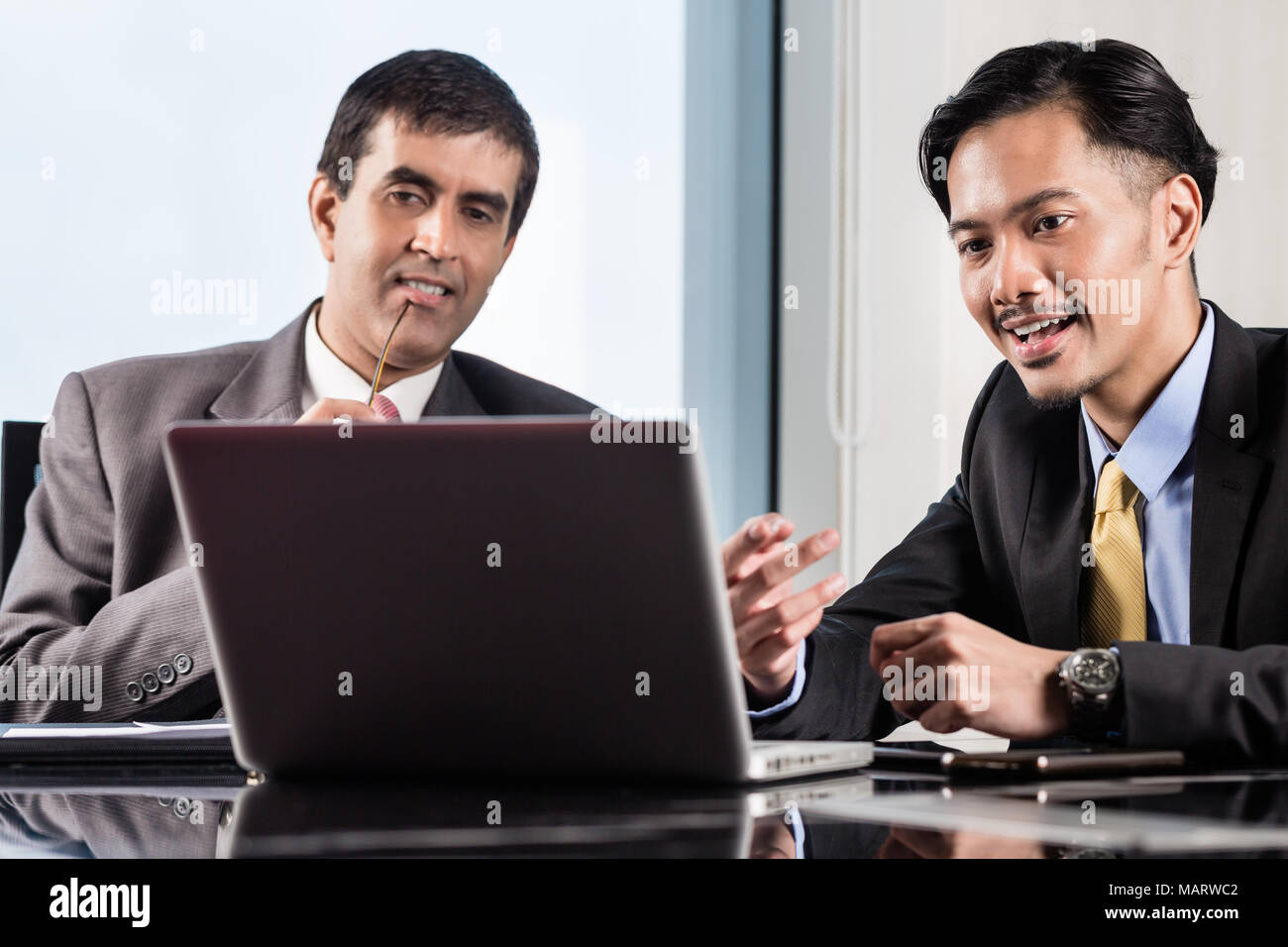 Senior manager and junior professional having meeting Stock Photo - Alamy