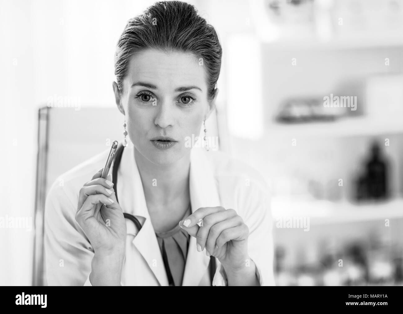 Portrait of medical doctor woman explaining something Stock Photo - Alamy