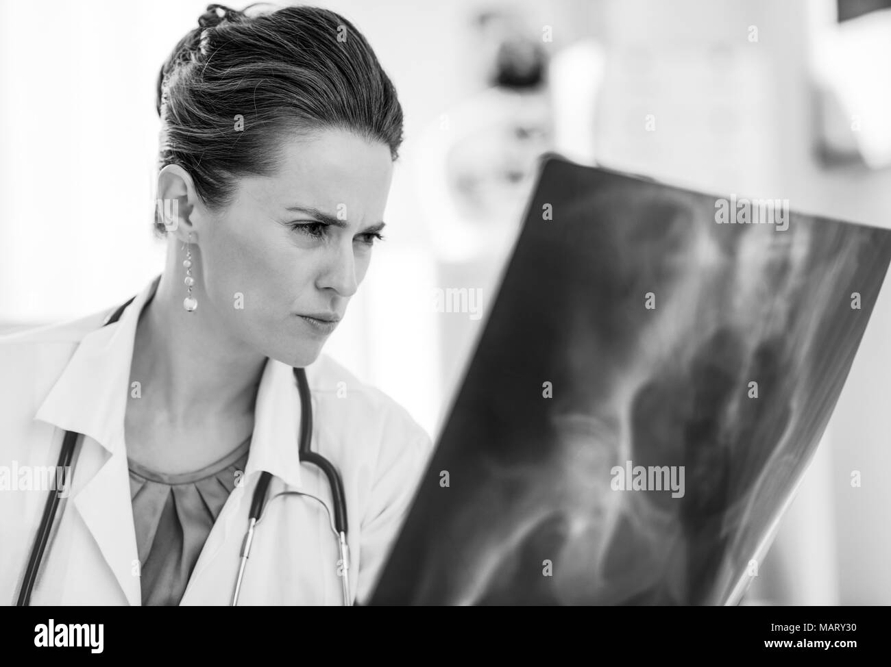 Medical doctor woman looking on fluorography Stock Photo - Alamy