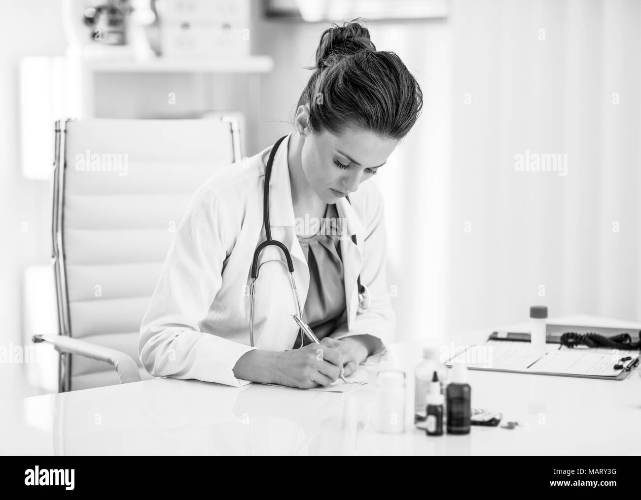 Medical doctor woman writing prescription Stock Photo - Alamy