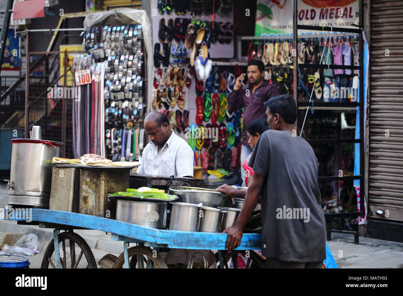 Road side vendor india hi-res stock photography and images - Alamy