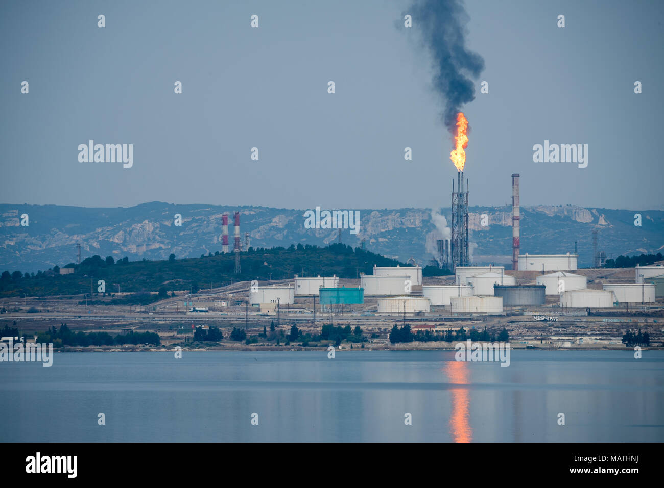 Oil refinery flare stack burning hi-res stock photography and images ...