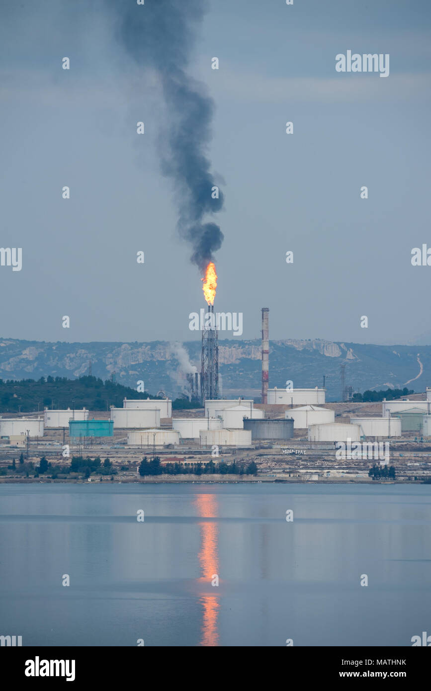 Oil refinery flame hi-res stock photography and images - Alamy