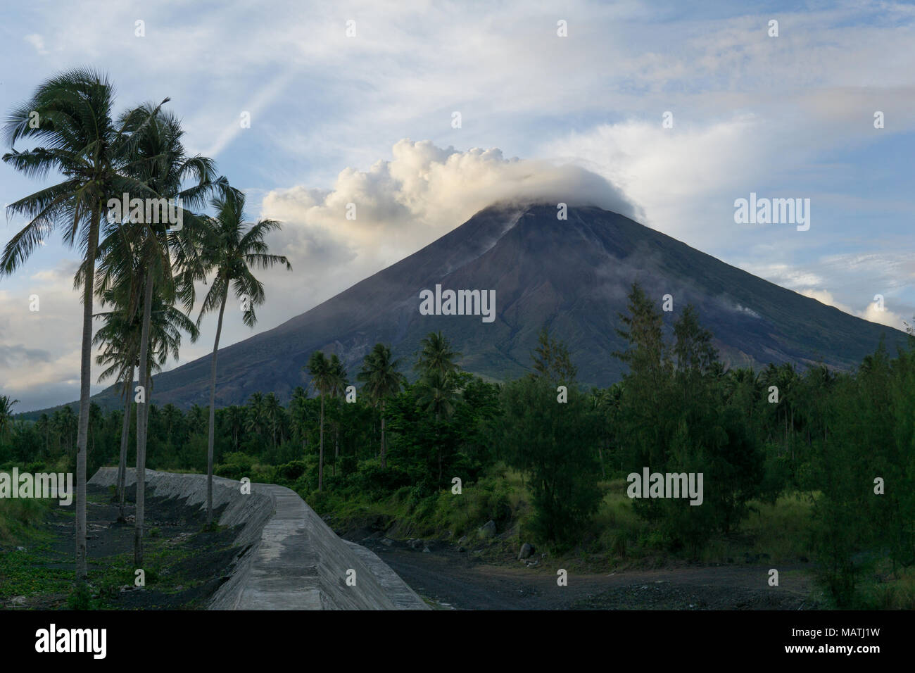 Vulcano mayon hi-res stock photography and images - Alamy