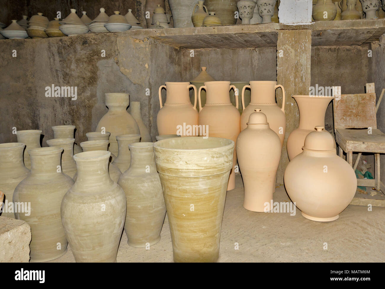 African pots hi-res stock photography and images - Alamy