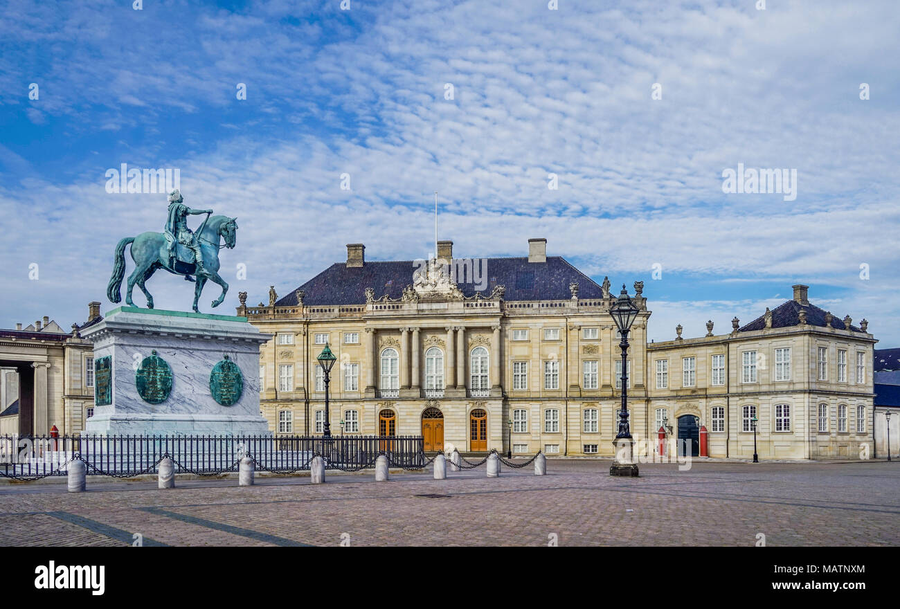 Amalienborg Palace Square (Amalienborg Slotsplads) with the equestrian ...