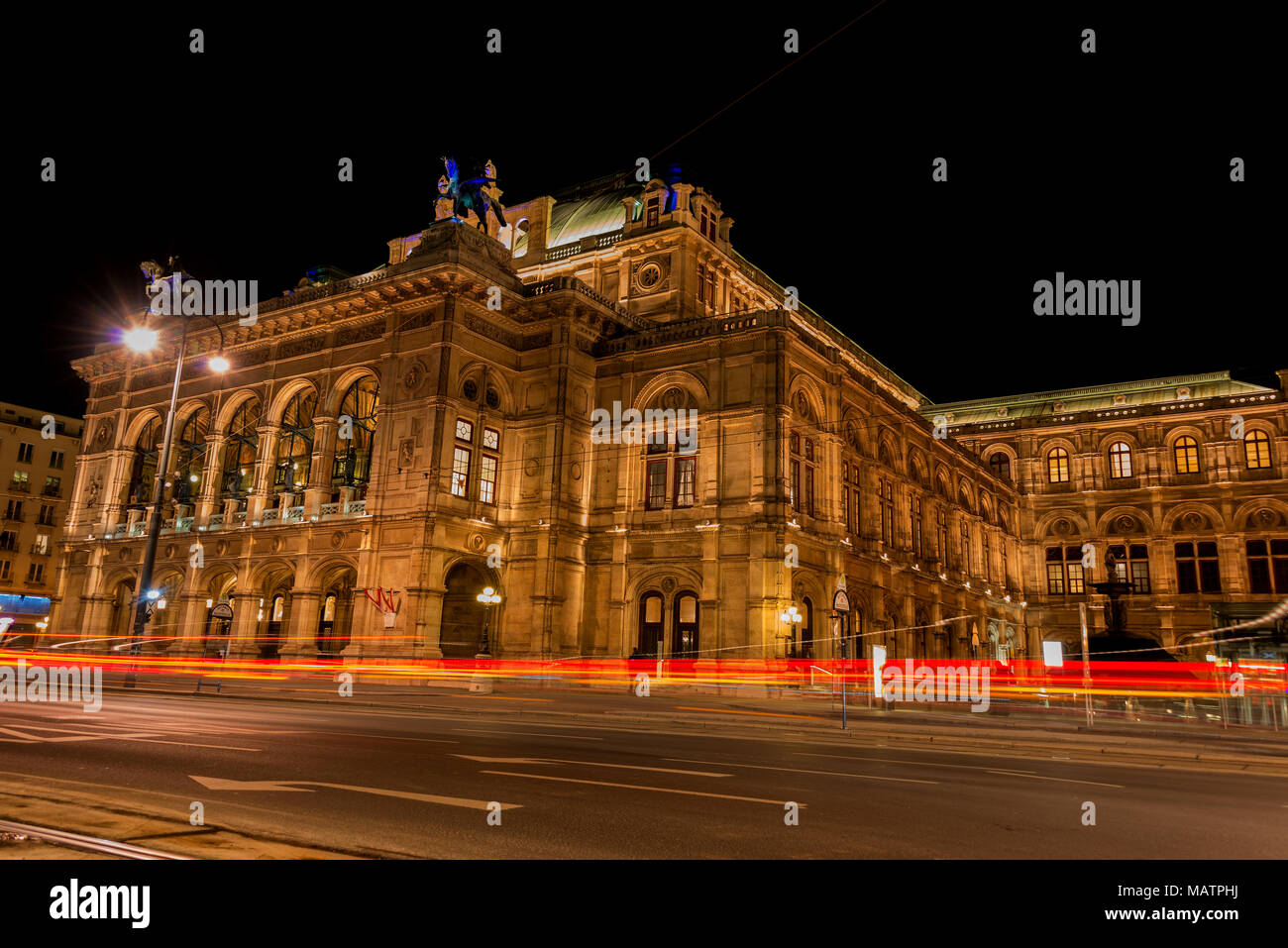 Vienna lighted state opera by night Stock Photo - Alamy