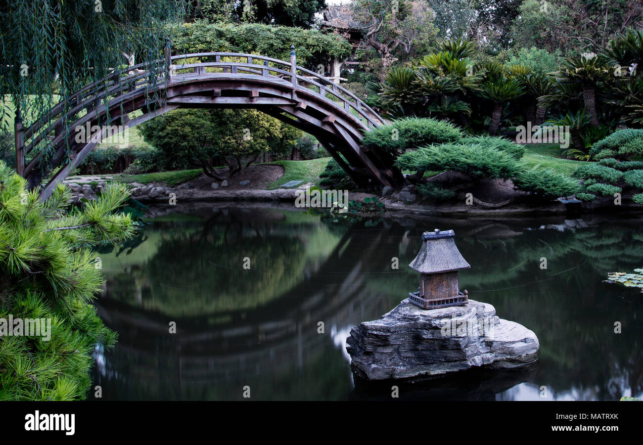 Japanese Garden with pond and bridge Stock Photo - Alamy