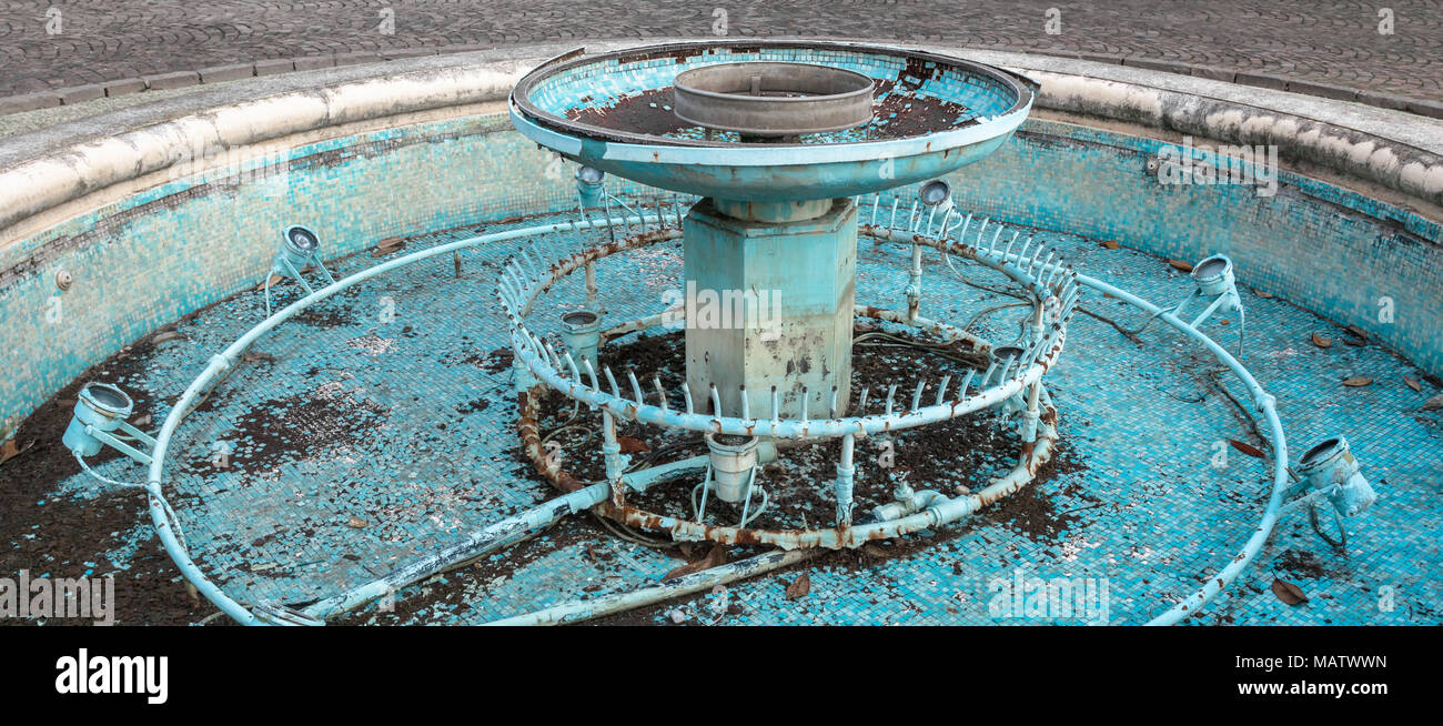 Empty fountain hi-res stock photography and images - Alamy