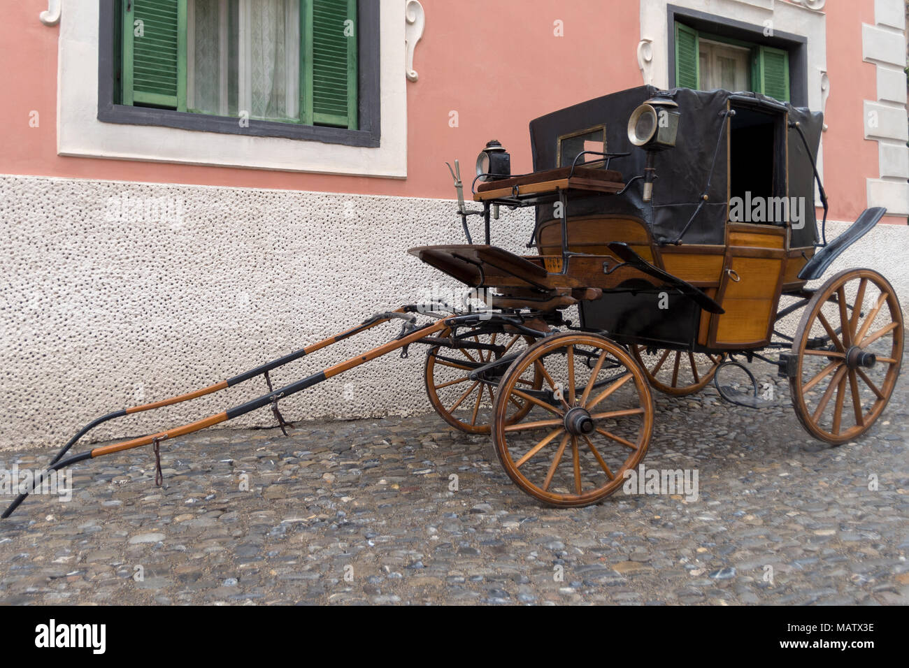 An antique horse-drawn carriage Stock Photo - Alamy