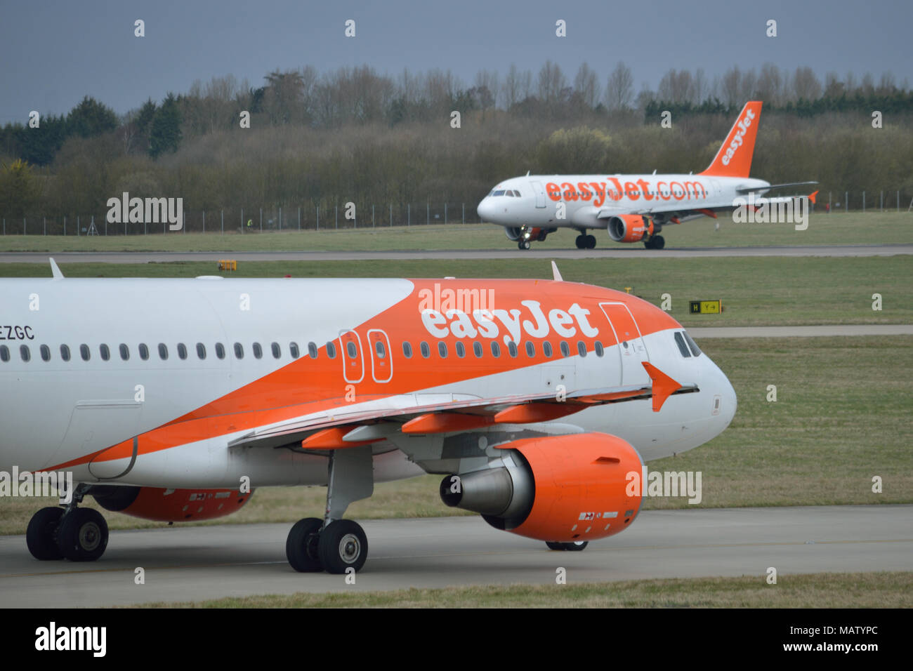 Easyjet plane takeoff hi-res stock photography and images - Alamy