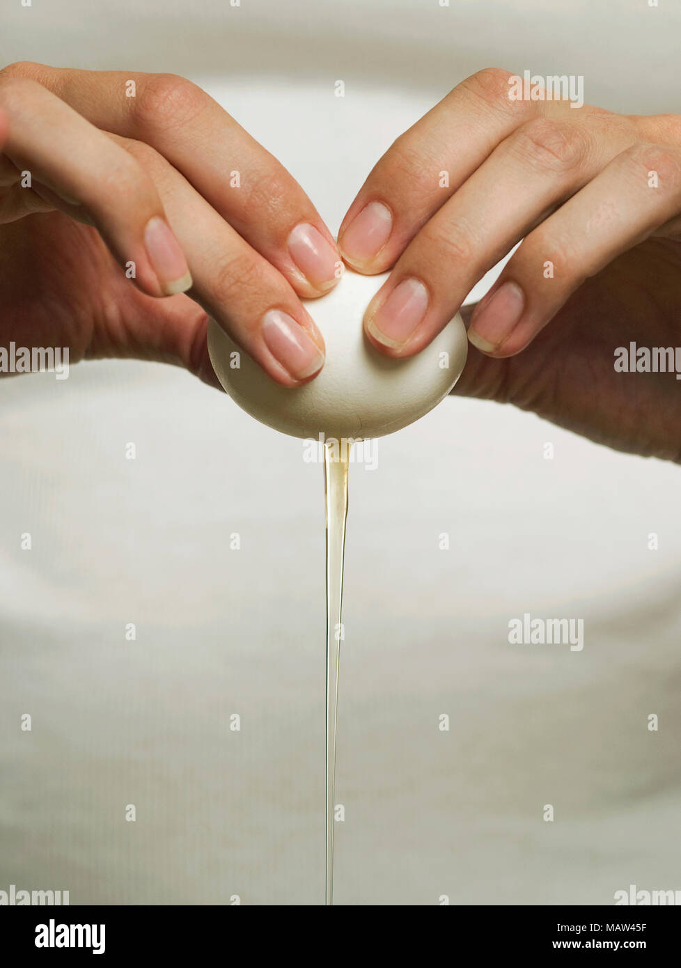 hands cracking an egg open Stock Photo - Alamy