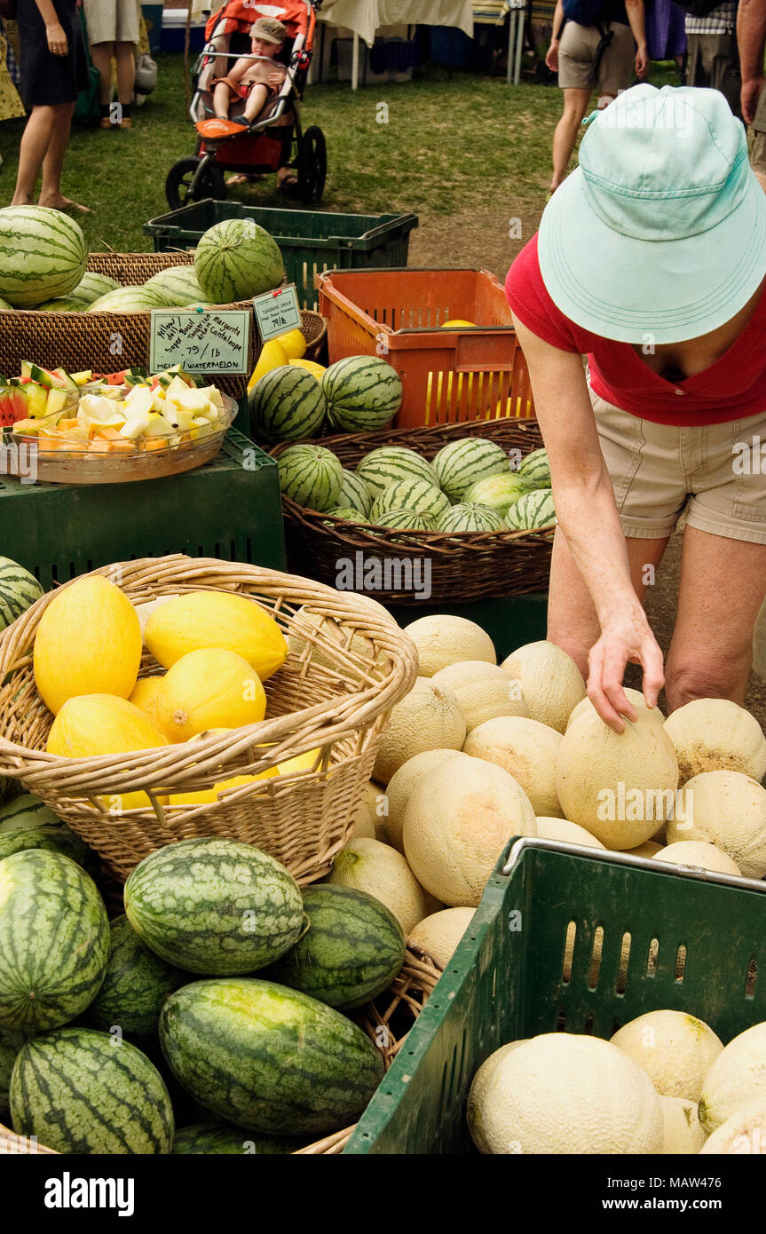 Female at a farmers market hi-res stock photography and images - Alamy
