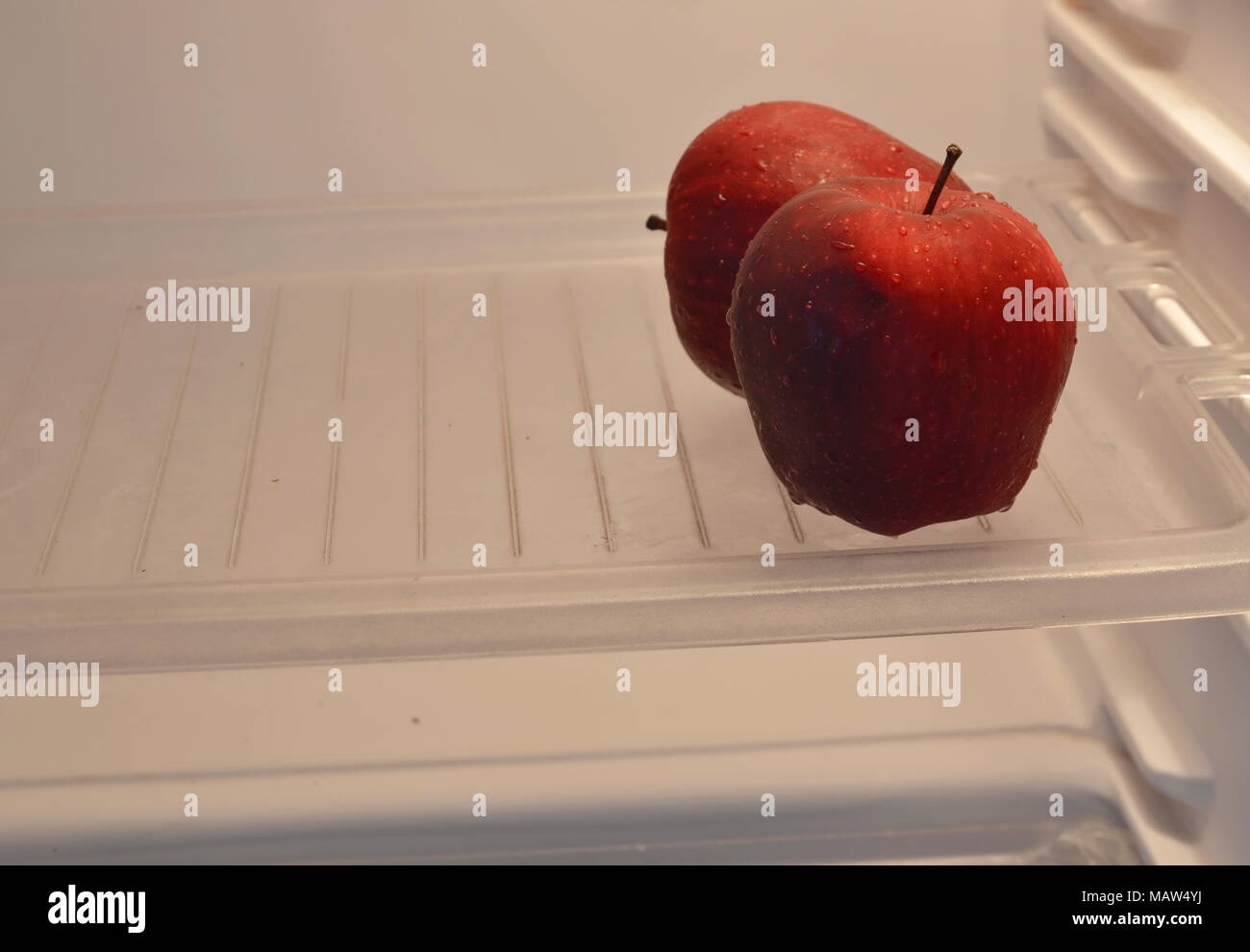 apple in refrigerator Stock Photo - Alamy
