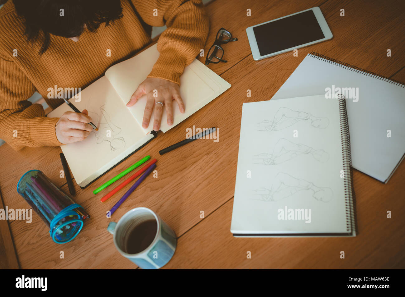 Woman drawing a sketch in a book Stock Photo - Alamy