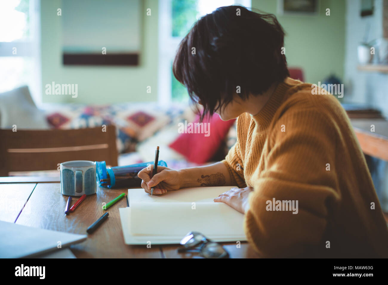 Woman drawing a sketch in a book Stock Photo - Alamy