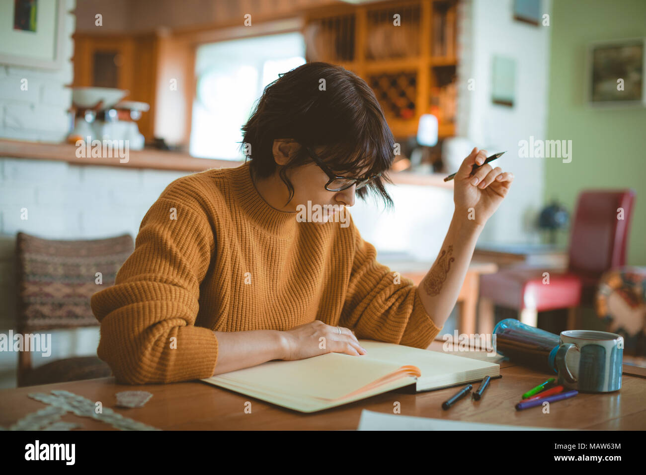 Woman drawing a sketch in a book Stock Photo - Alamy