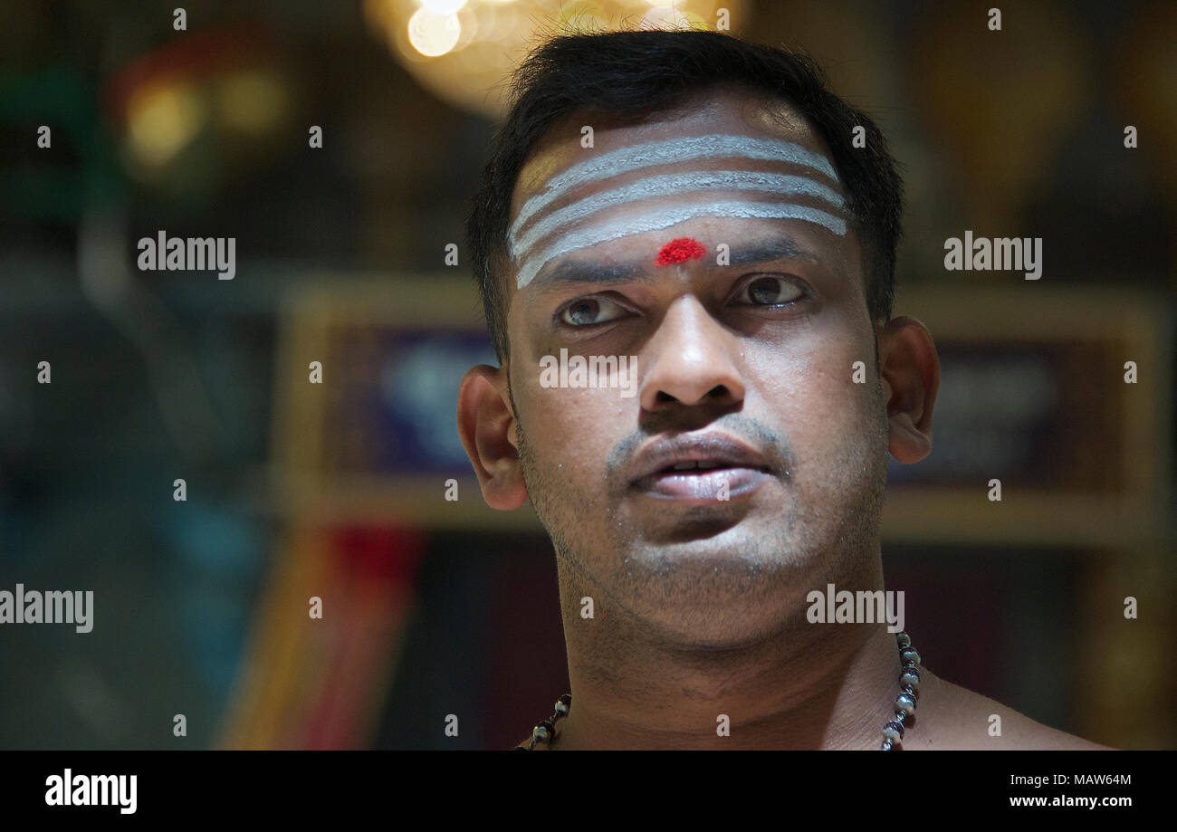 Portrait temple hi-res stock photography and images - Alamy