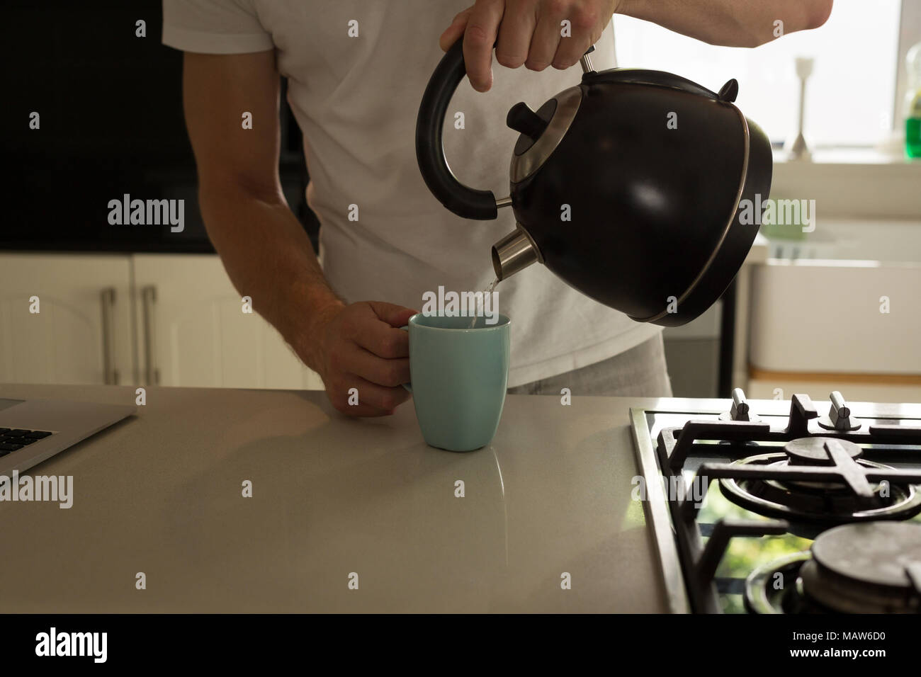 Pouring hot water and mug hi-res stock photography and images - Alamy