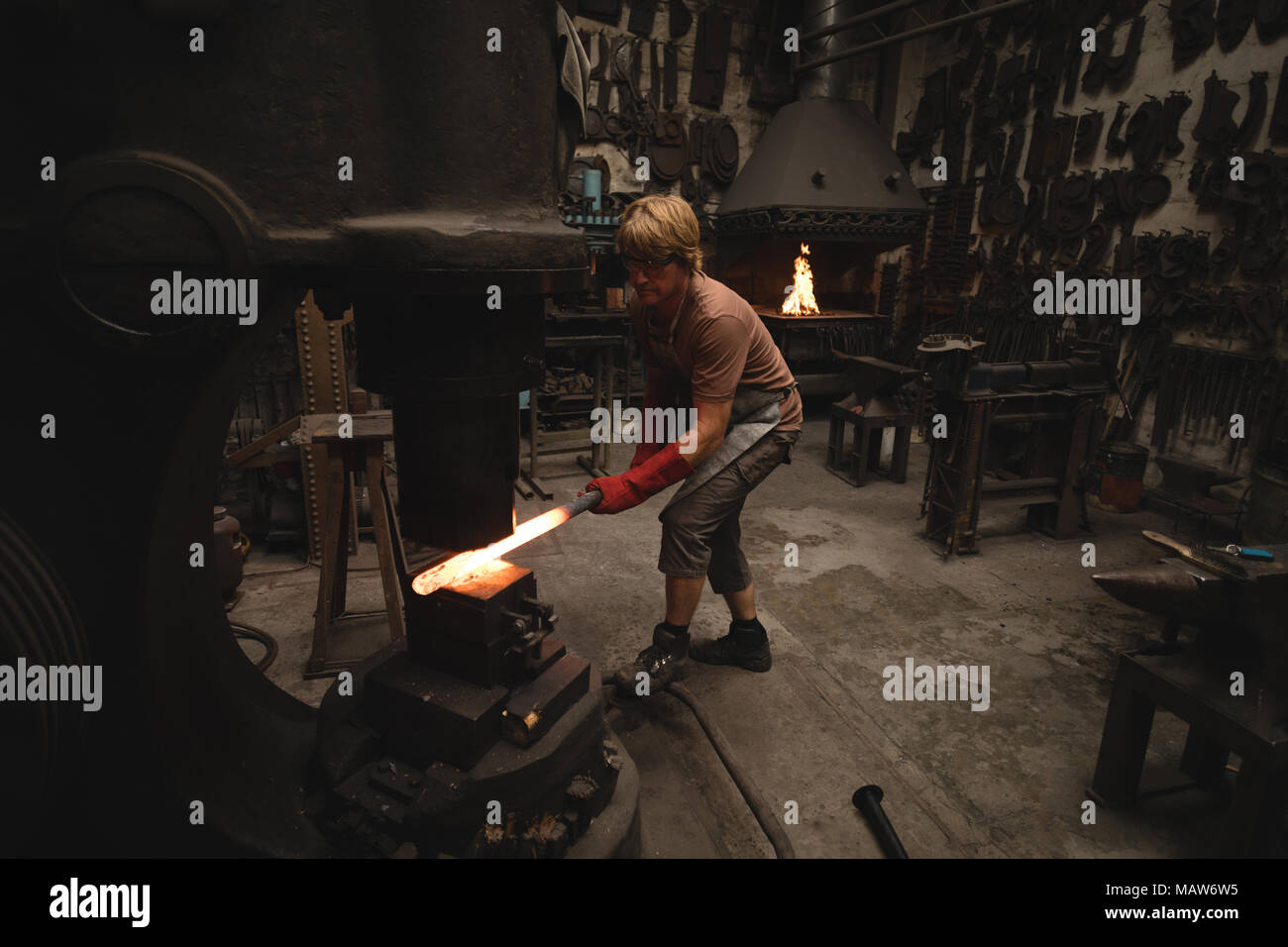Shaping of metal hi-res stock photography and images - Alamy