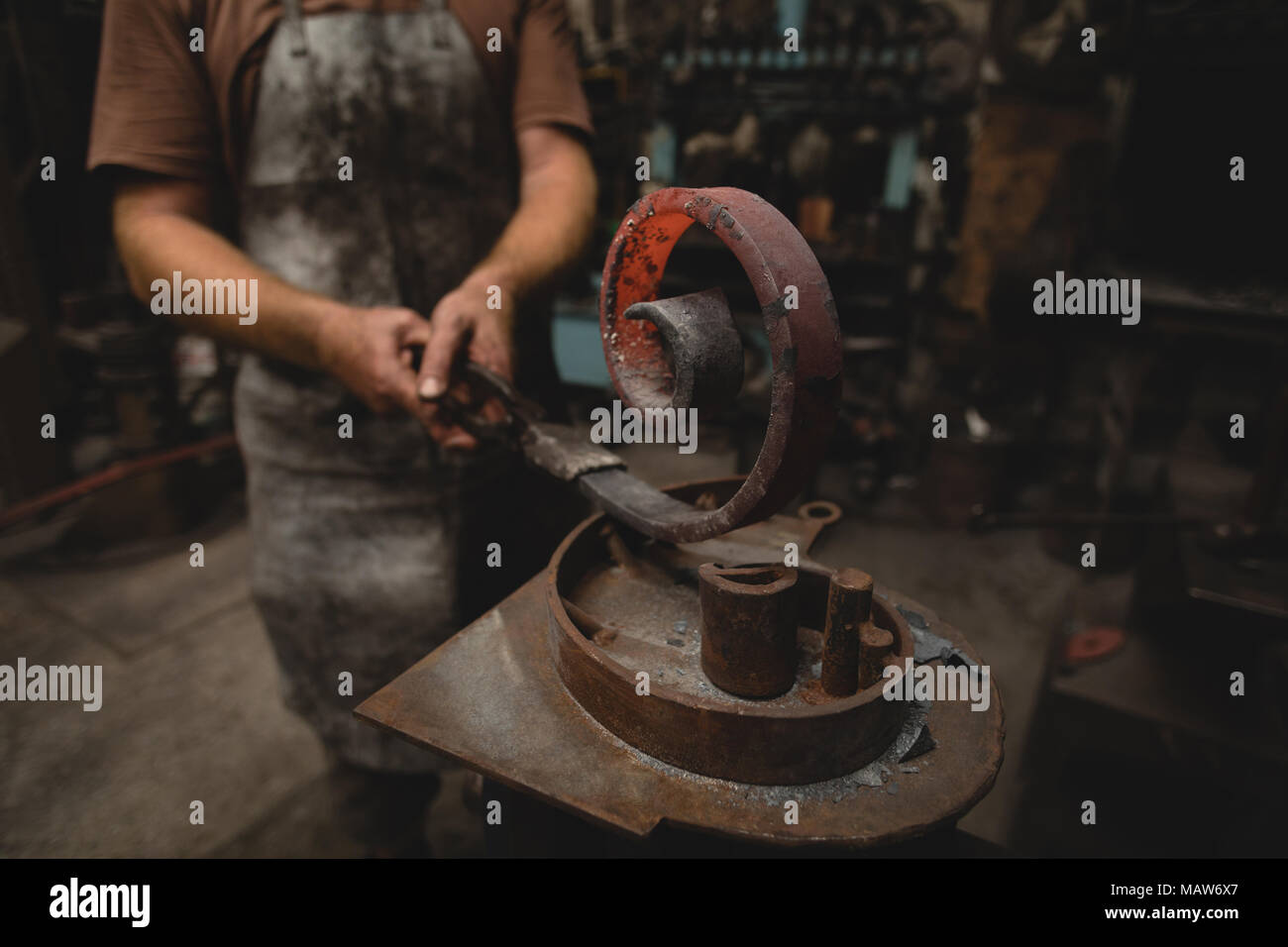 Shaping and molding hi-res stock photography and images - Alamy