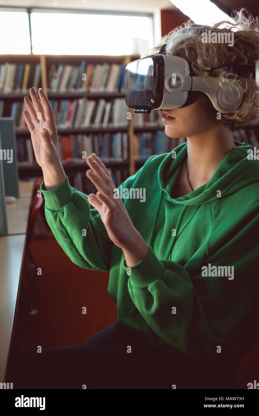 Virtual bookshelf hi-res stock photography and images - Alamy