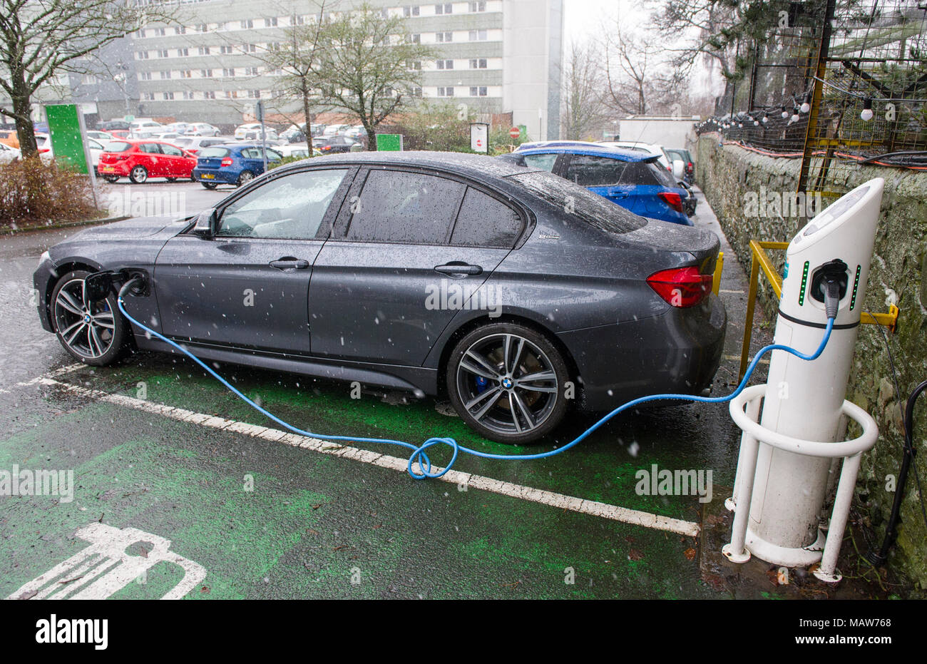 Electric car re charging at an Ever Warm electric charging station ... Electric car re charging at an Ever Warm electric charging station ...