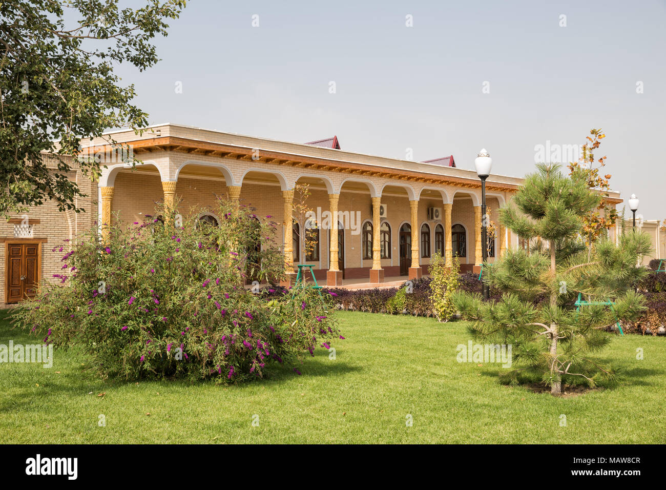 Single storey building hi-res stock photography and images - Alamy