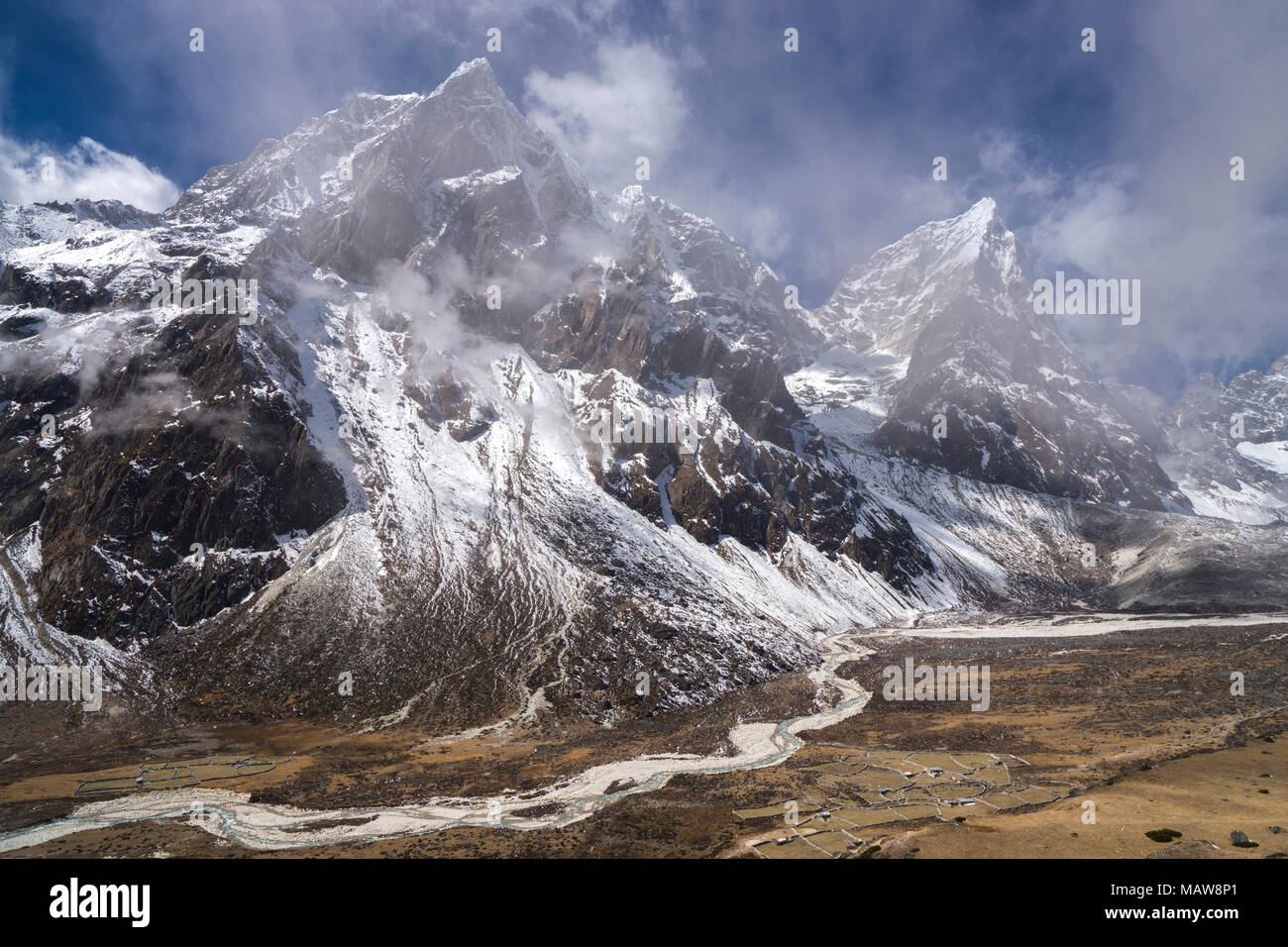 Pheriche village mount everest mountain hi-res stock photography and ...