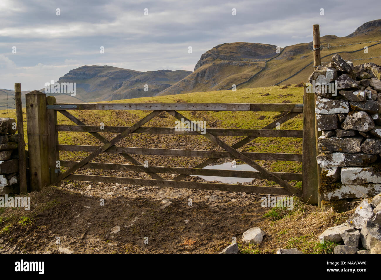 Attermire Scar above Settle in the Yorkshire Dales Stock Photo - Alamy