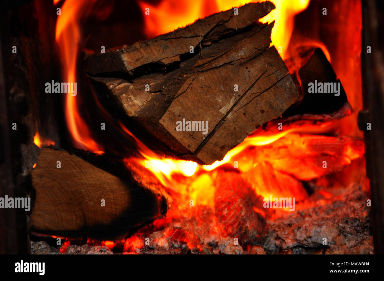 Close up fireplace wood burning hi-res stock photography and images - Alamy