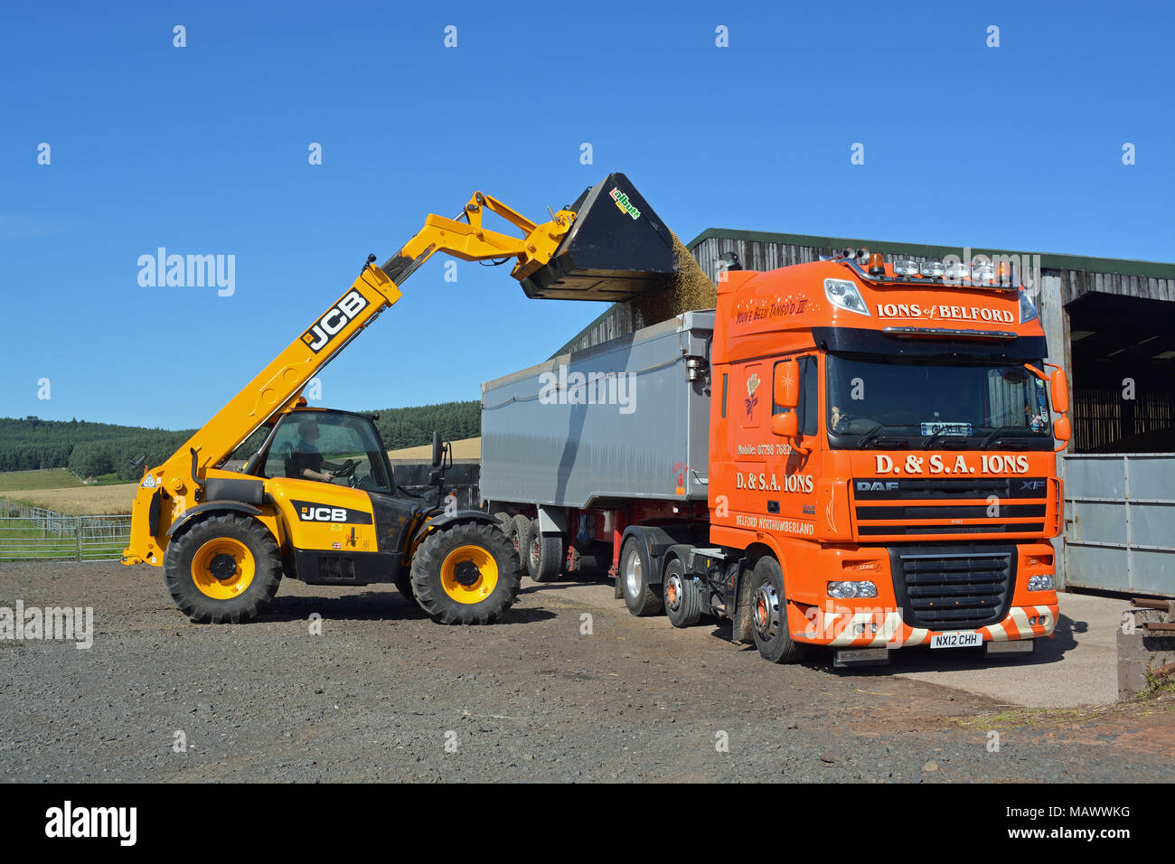 Loading lorry trailer hi-res stock photography and images - Alamy