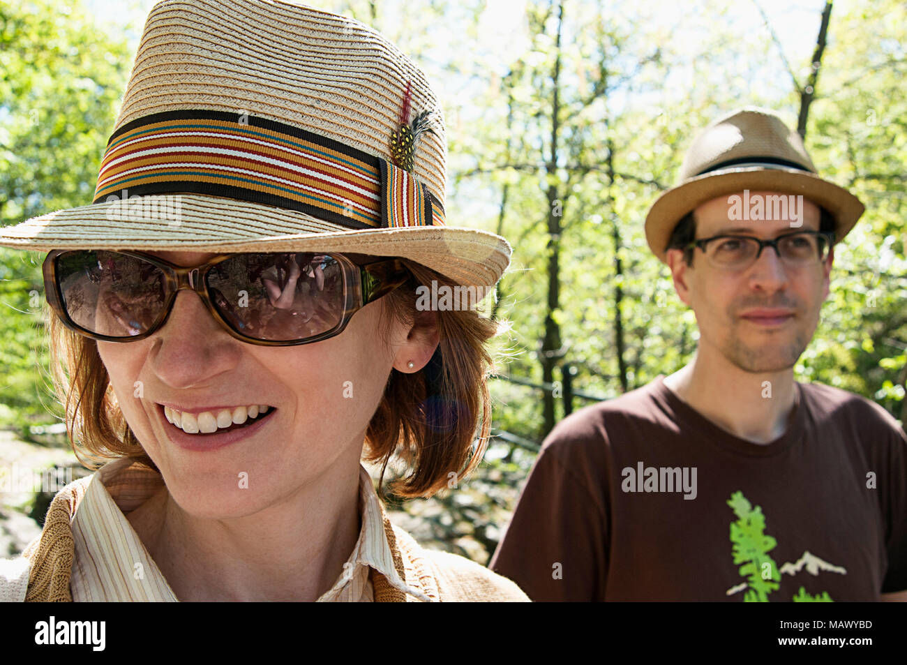 Couple hanging out outside hi-res stock photography and images - Alamy