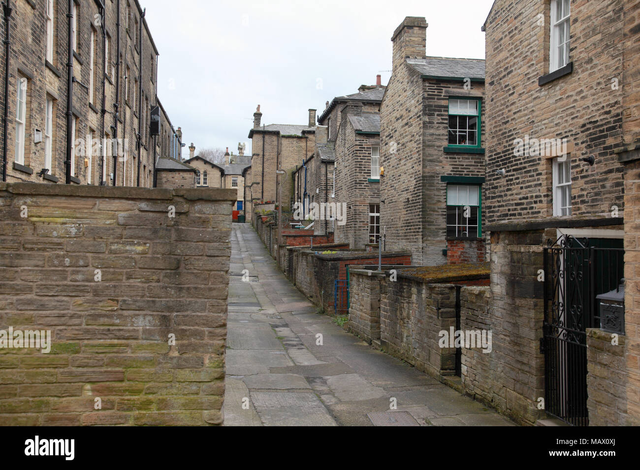 Back to back terraced houses in the Victorian model village of Saltaire ...
