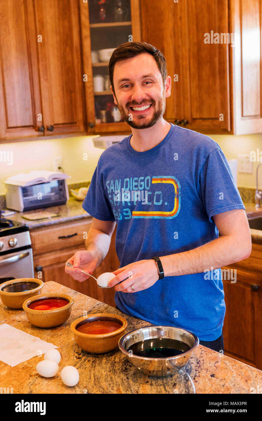 Man cooking usa kitchen hi-res stock photography and images - Alamy