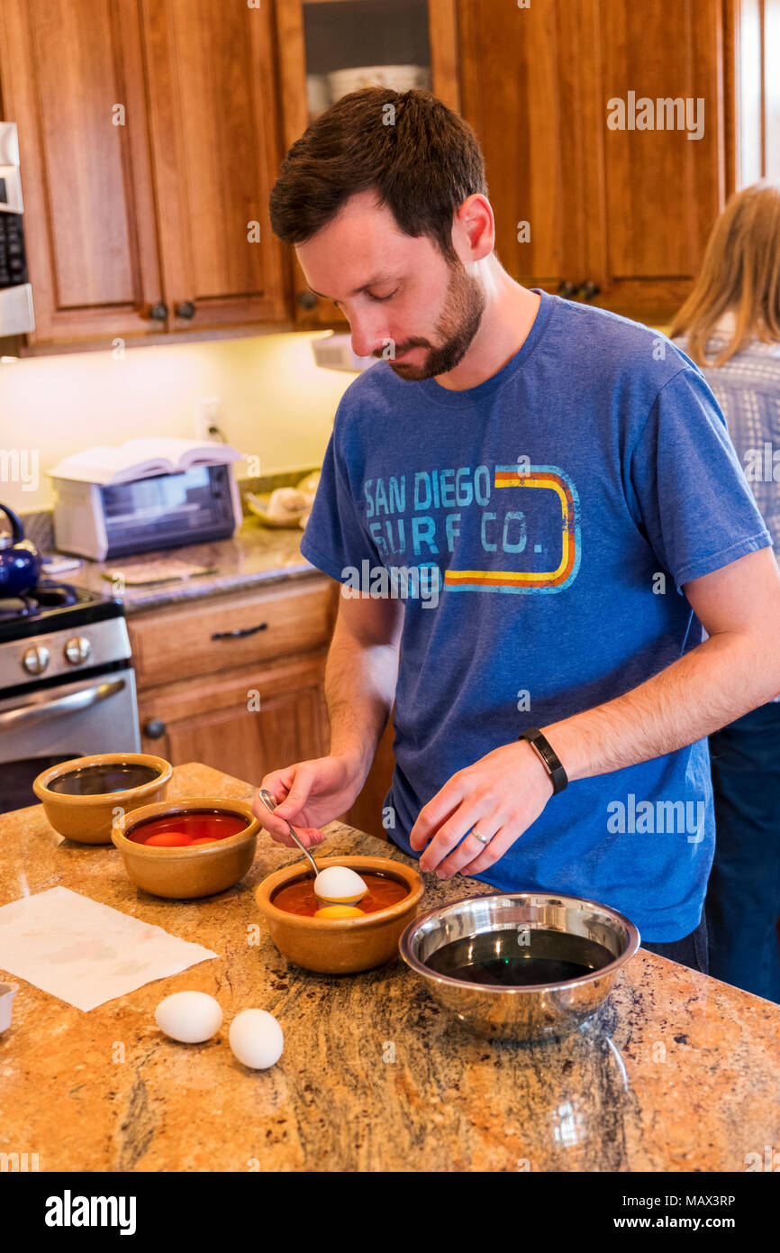 Man cooking usa kitchen hi-res stock photography and images - Alamy