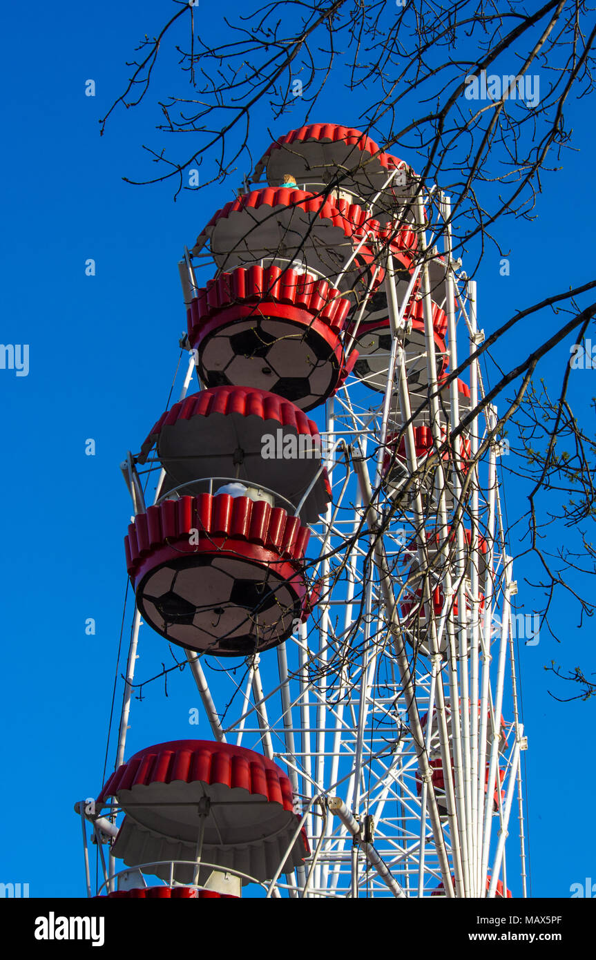 attractions in spring city Park - blooming flower and trees, bright ...