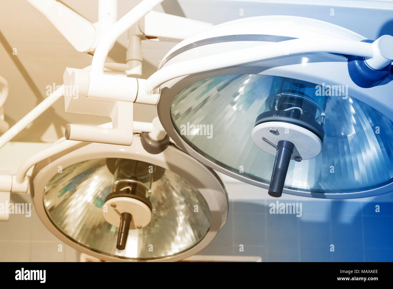 Surgical lamps hi-res stock photography and images - Alamy