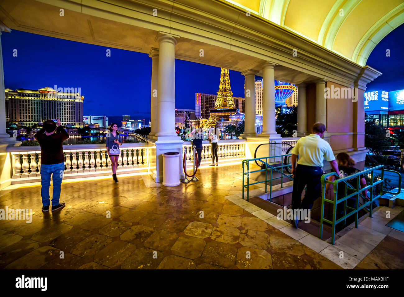 Covered walkway from The Bellagio to the strip, Las Vegas, Narvarda, U ...